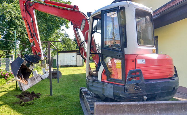 3 Safety Tips for Operating Our Mini Excavators | Eagle Rentals